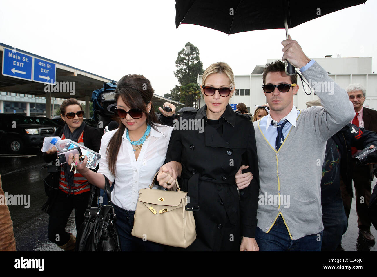 Kelly rutherford leaving hi-res stock photography and images - Alamy