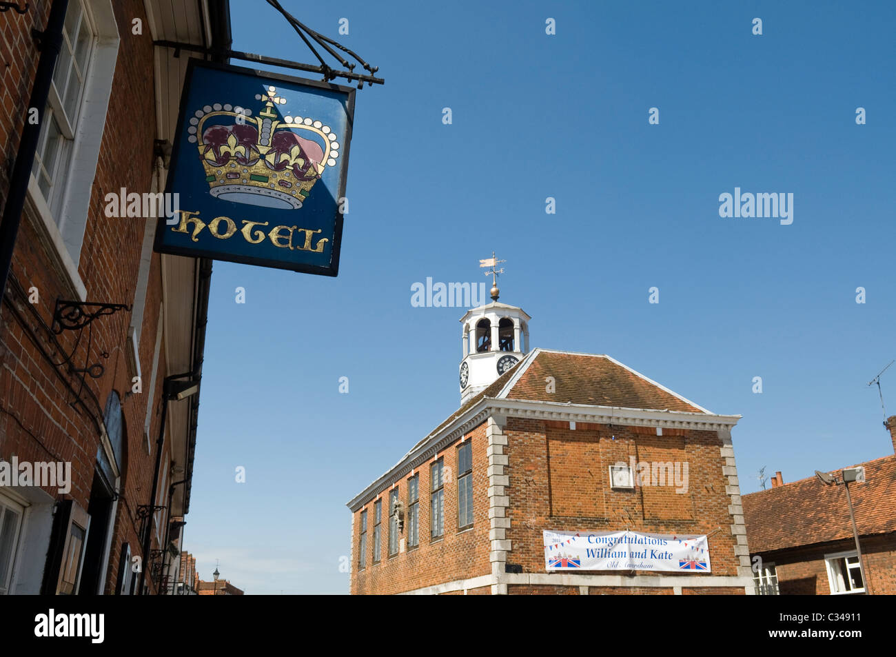 Crown hotel pub sign hi-res stock photography and images - Alamy