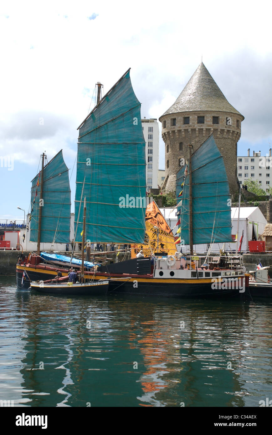 The John William Hull Humber Barge in front of the fourteenth century ...