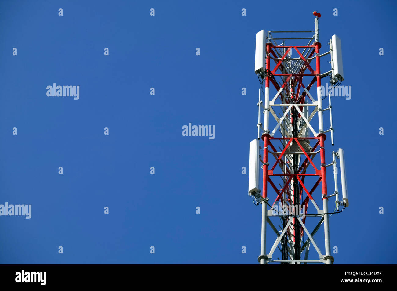 Mobile cellphone transmission pole hi-res stock photography and images ...