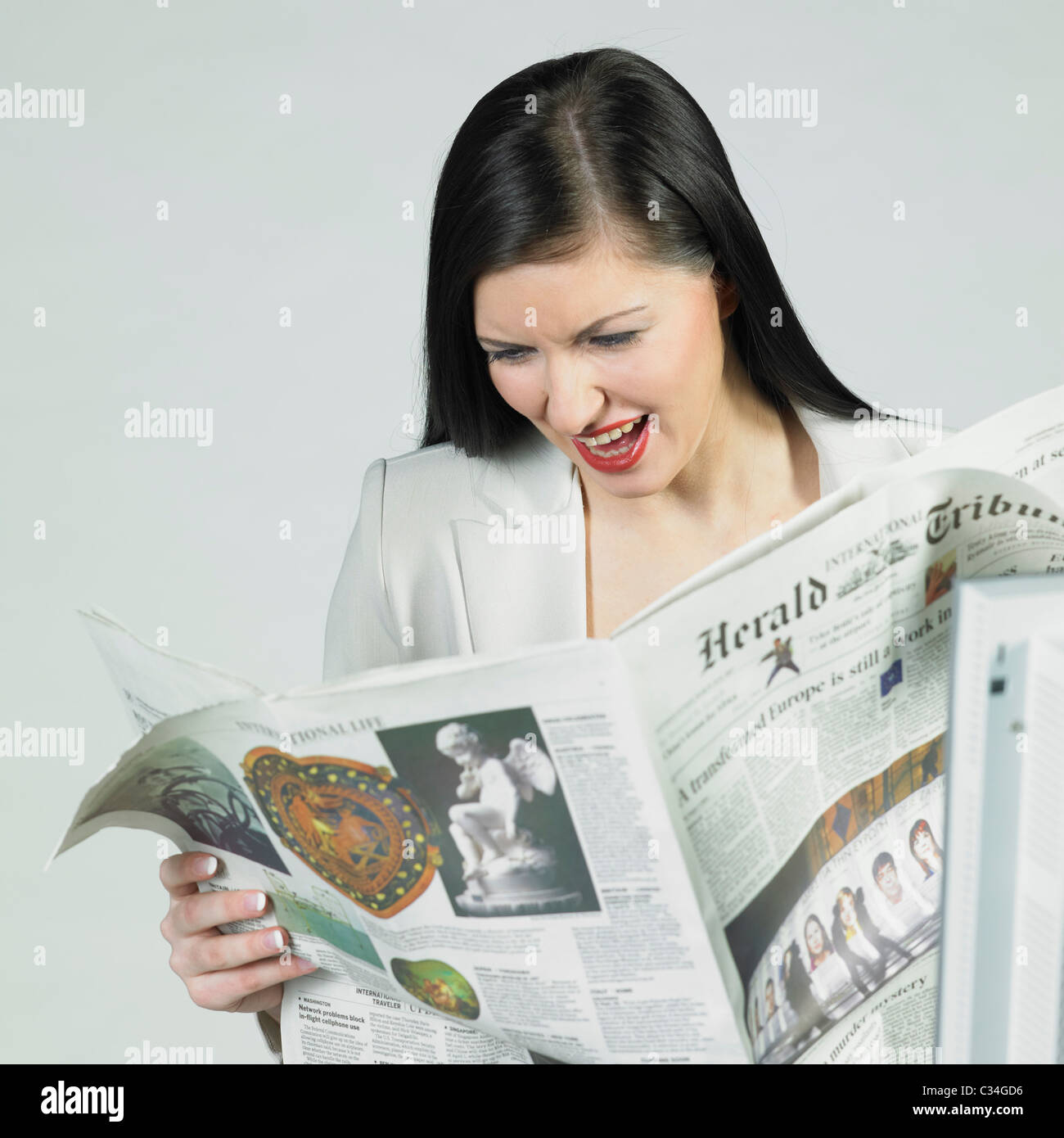 People sitting down reading newspapers hi-res stock photography and ...