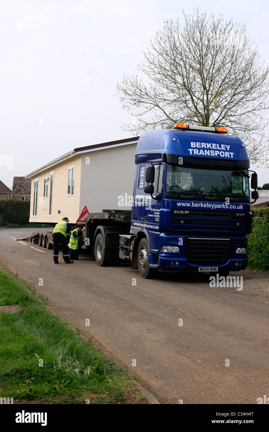 Truck hauling house hi-res stock photography and images - Alamy
