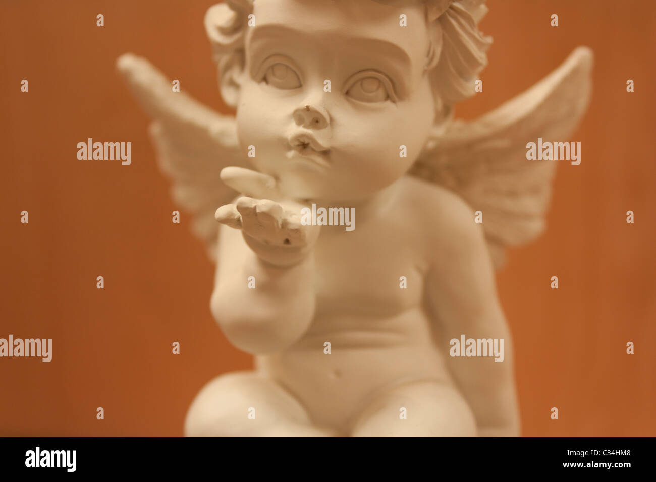 Baby angel statue hi-res stock photography and images - Alamy