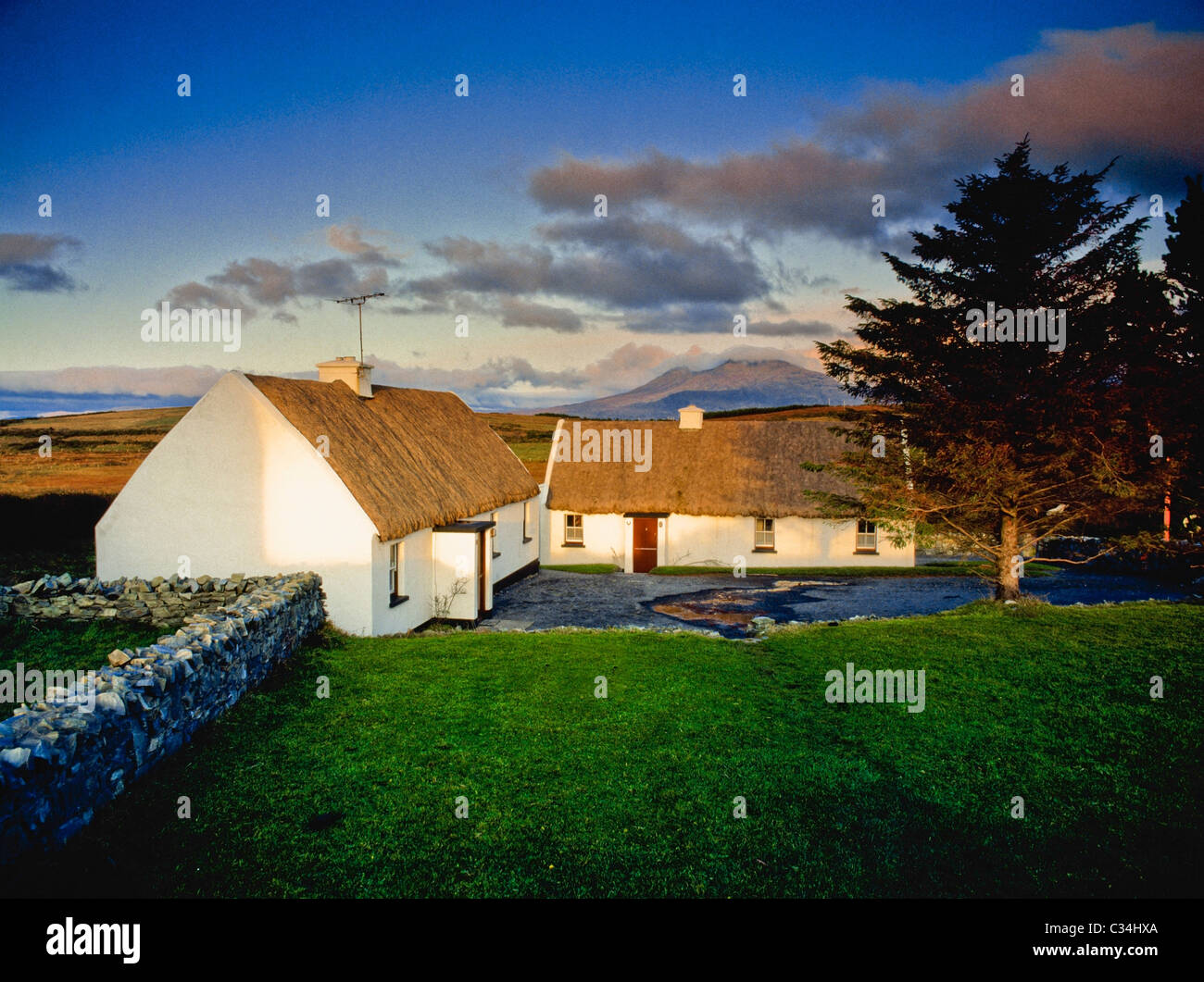 Co Galway, Ireland, Renvyleonal Irish Cottage Stock Photo - Alamy