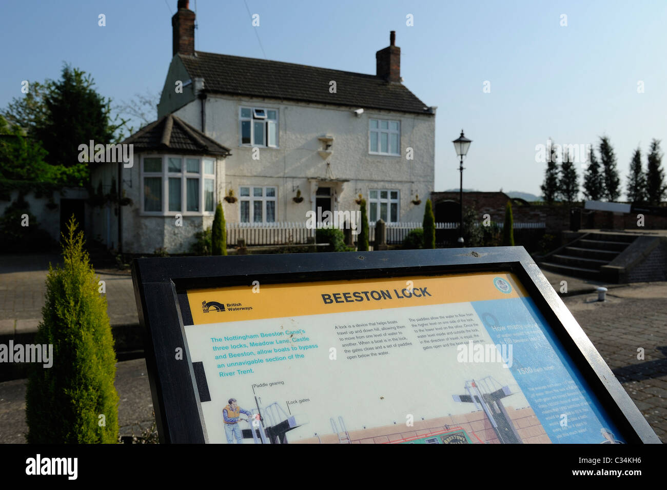 beeston lock keepers house nottingham england uk Stock Photo - Alamy