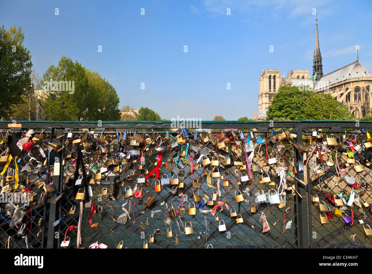 Locks on bridge paris hi-res stock photography and images - Alamy