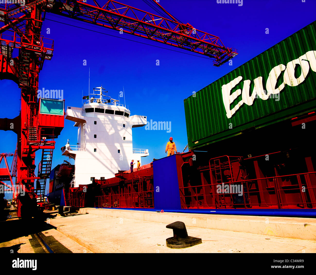 Containers in dublin port hi-res stock photography and images - Alamy