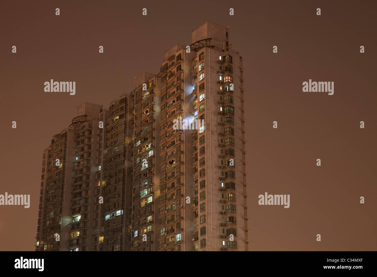 Apartment block at night hi-res stock photography and images - Alamy