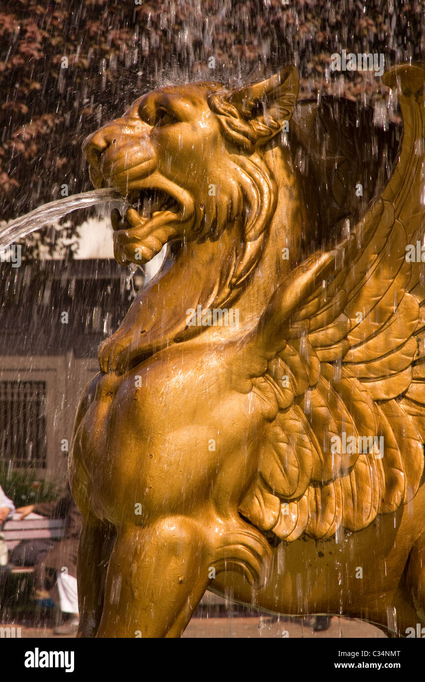 Lion of england bronze statue hi-res stock photography and images - Alamy