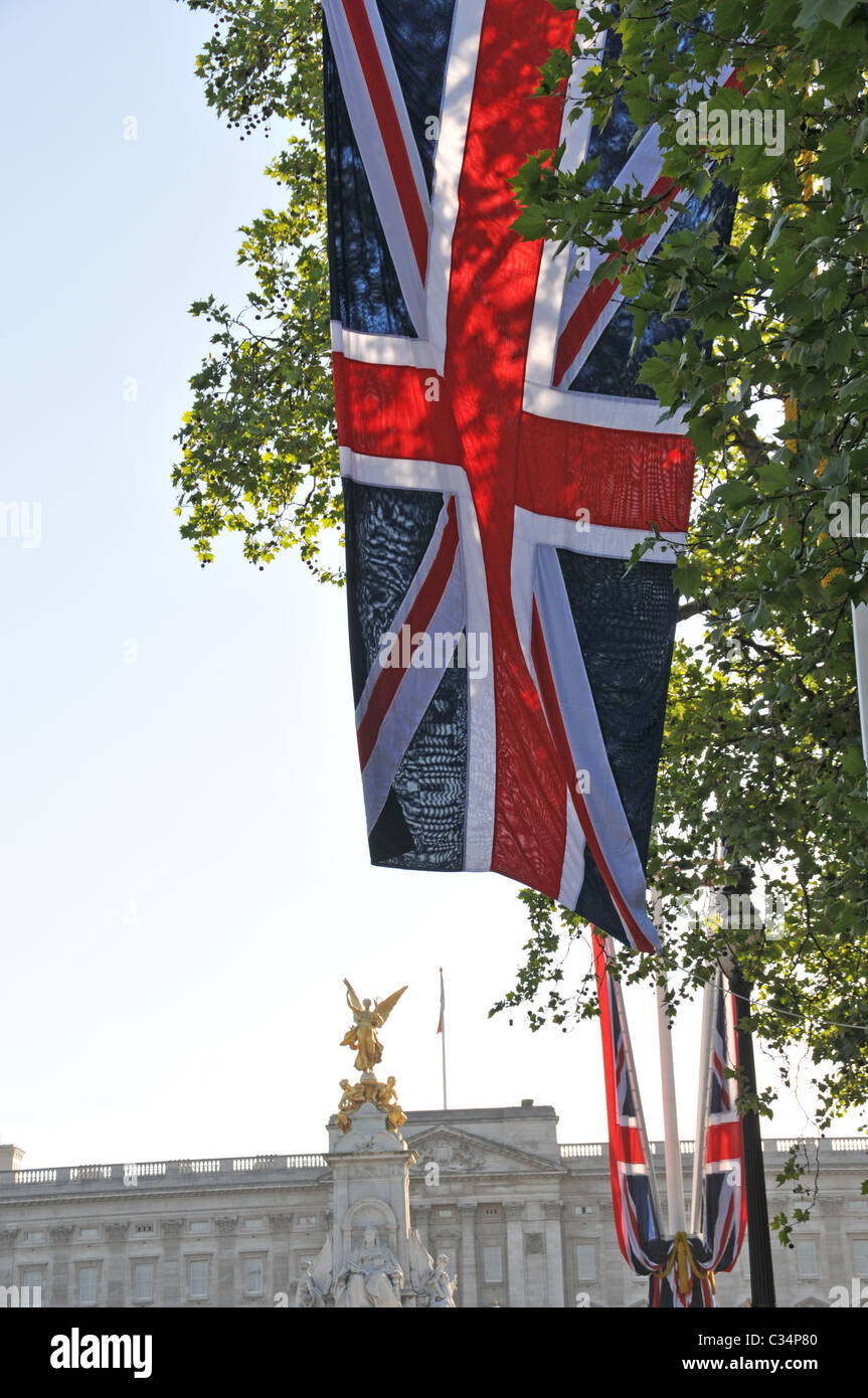 The mall london union jack flags hi-res stock photography and images ...