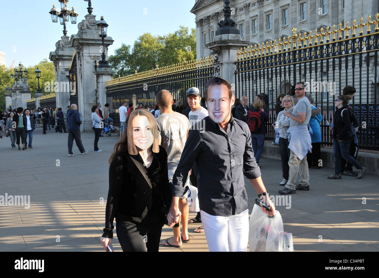 William and kate buckingham palace hi-res stock photography and images ...