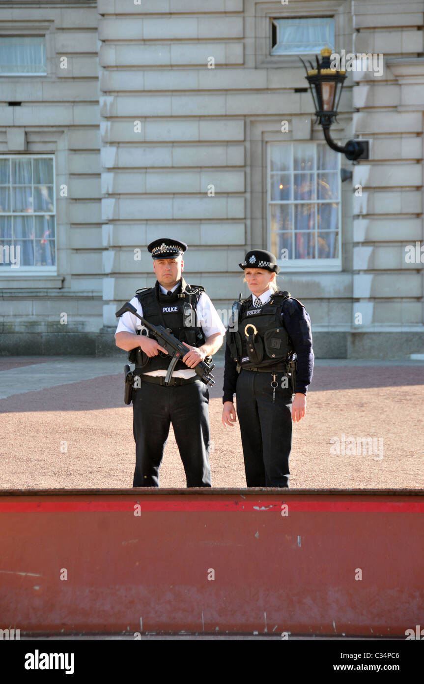 Armed police officers Buckingham palace security William and Kate Royal ...