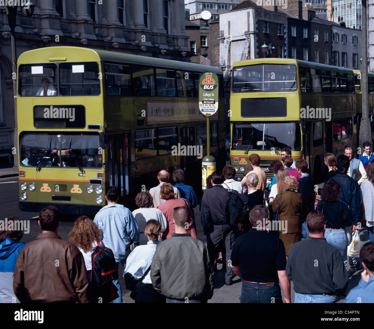Busses in queue hi-res stock photography and images - Alamy