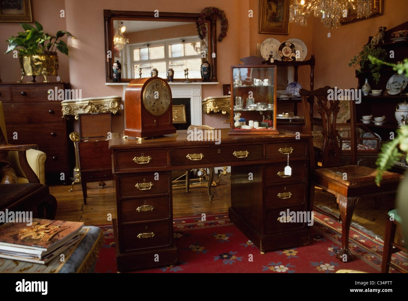 Antique shop interior hi-res stock photography and images - Alamy