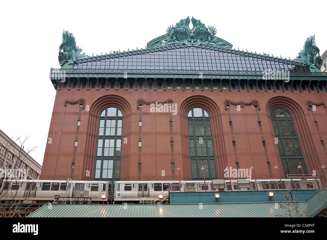 Chicago's elevated train passes by the Harold Washington Library Center ...