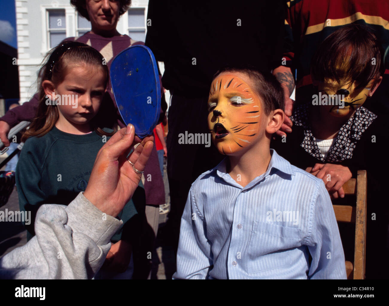 Child getting face painted hi-res stock photography and images - Alamy