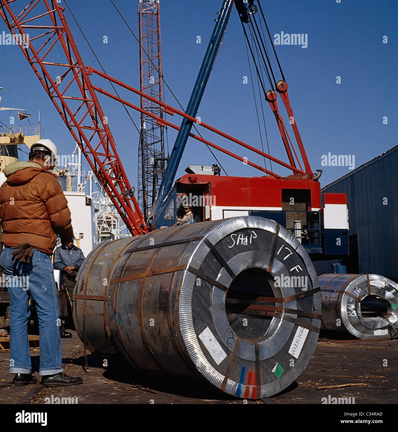 Containers in dublin port hi-res stock photography and images - Alamy