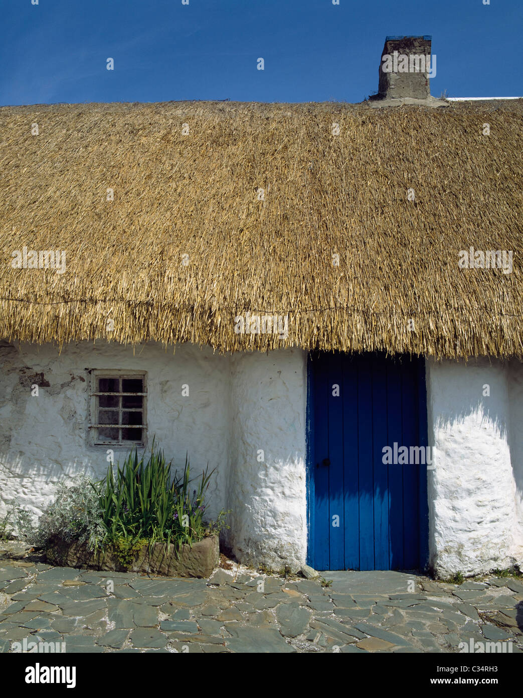 Traditional thatched roof structures hi-res stock photography and ...