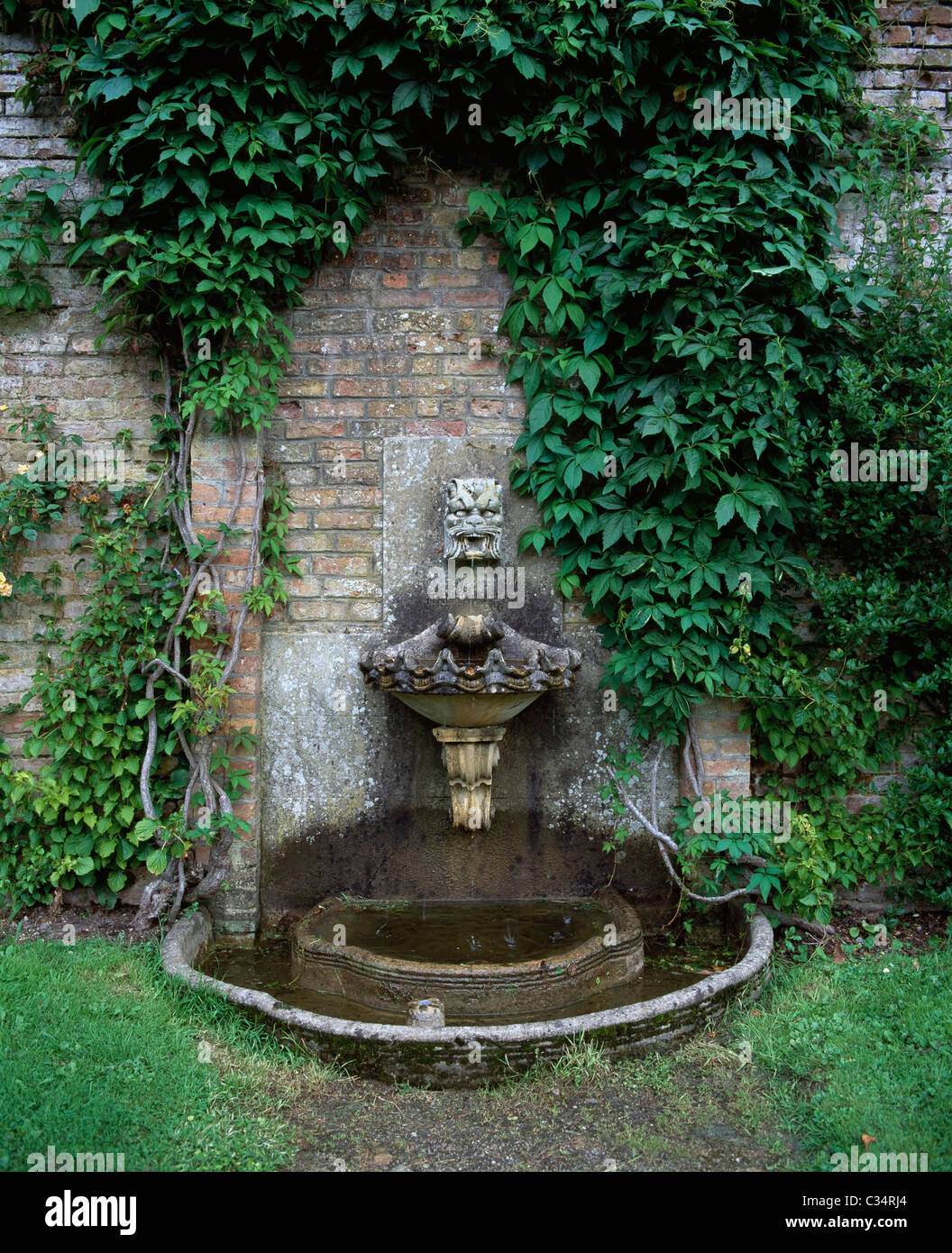 Old Empty Fountain Stock Photo - Alamy