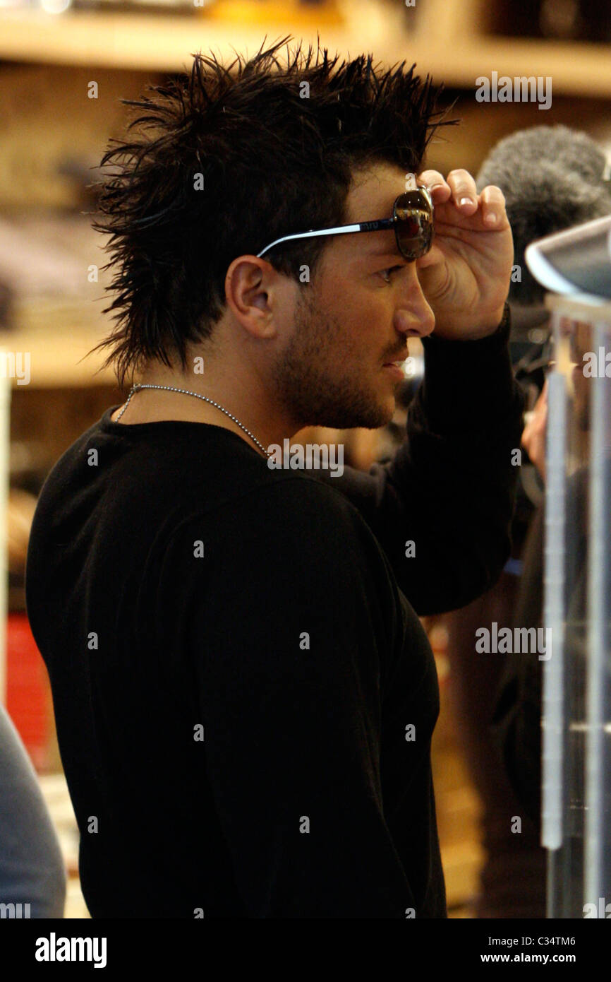 Peter Andre seen shopping with his wife at the Kitson and Tory Burch ...