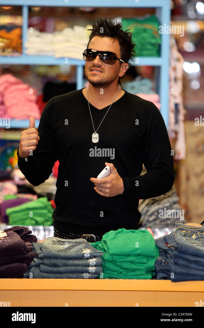 Peter Andre seen shopping with his wife at the Kitson and Tory Burch ...