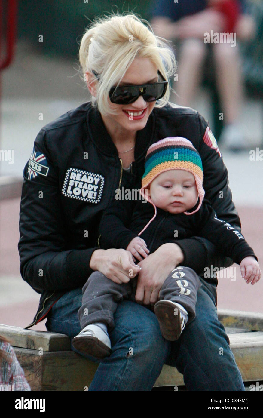 Gwen Stefani plays with Kingston Rossdale and Zuma Rossdale in a ...