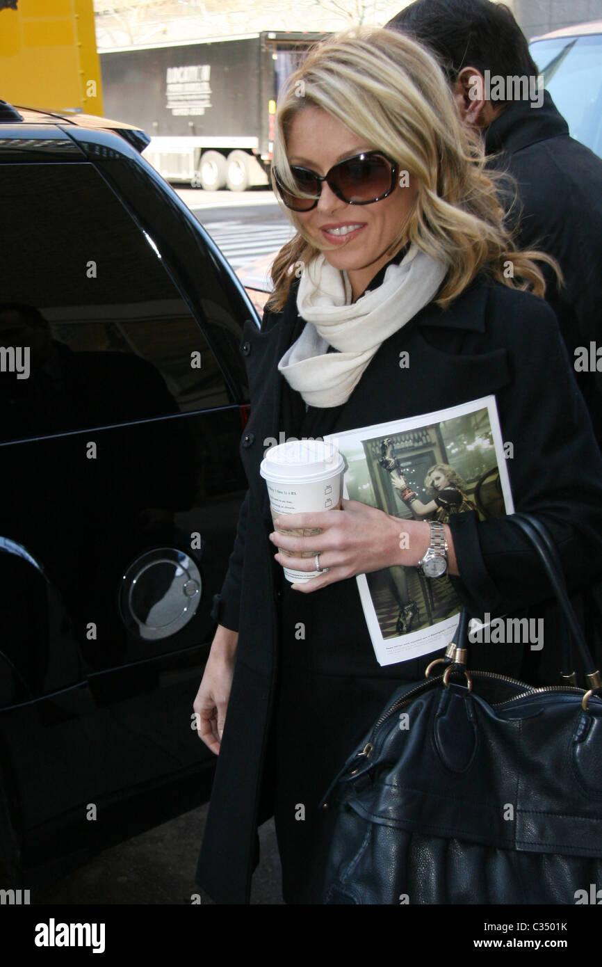 Kelly Ripa leaving ABC Studios after appearing on 'Live with Regis and ...