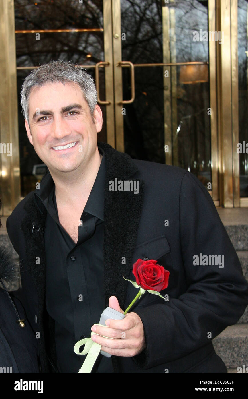 Taylor Hicks leaves his hotel to meet a girl who won a date with him ...