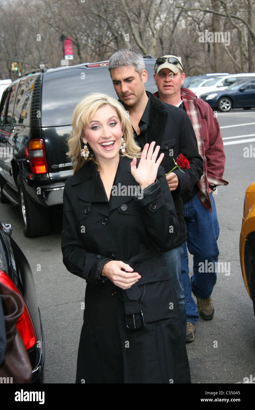Taylor Hicks leaves his hotel to meet a girl who won a date with him ...