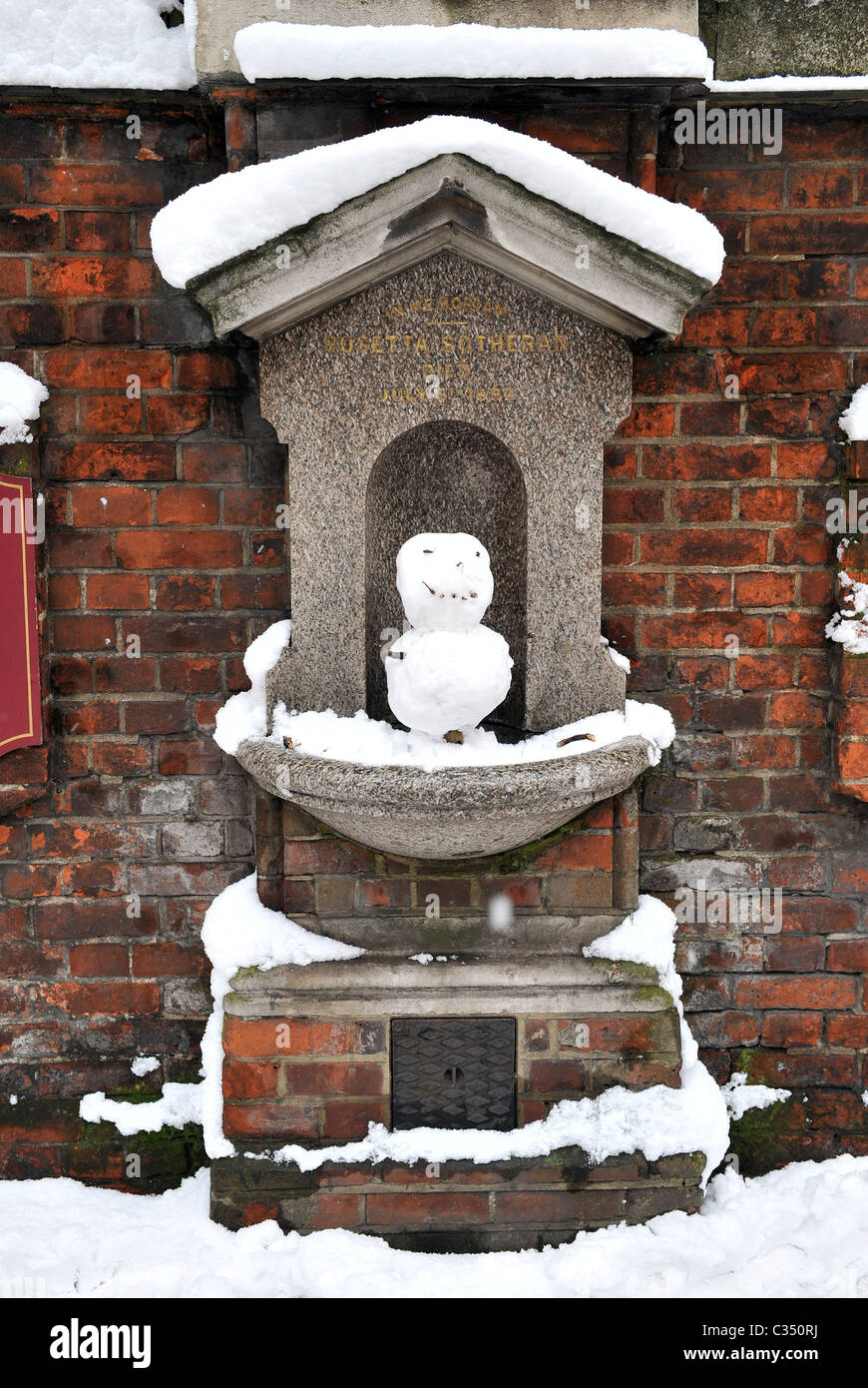 Snowman Heavy snow arrives in London, with forecasters predicting the ...