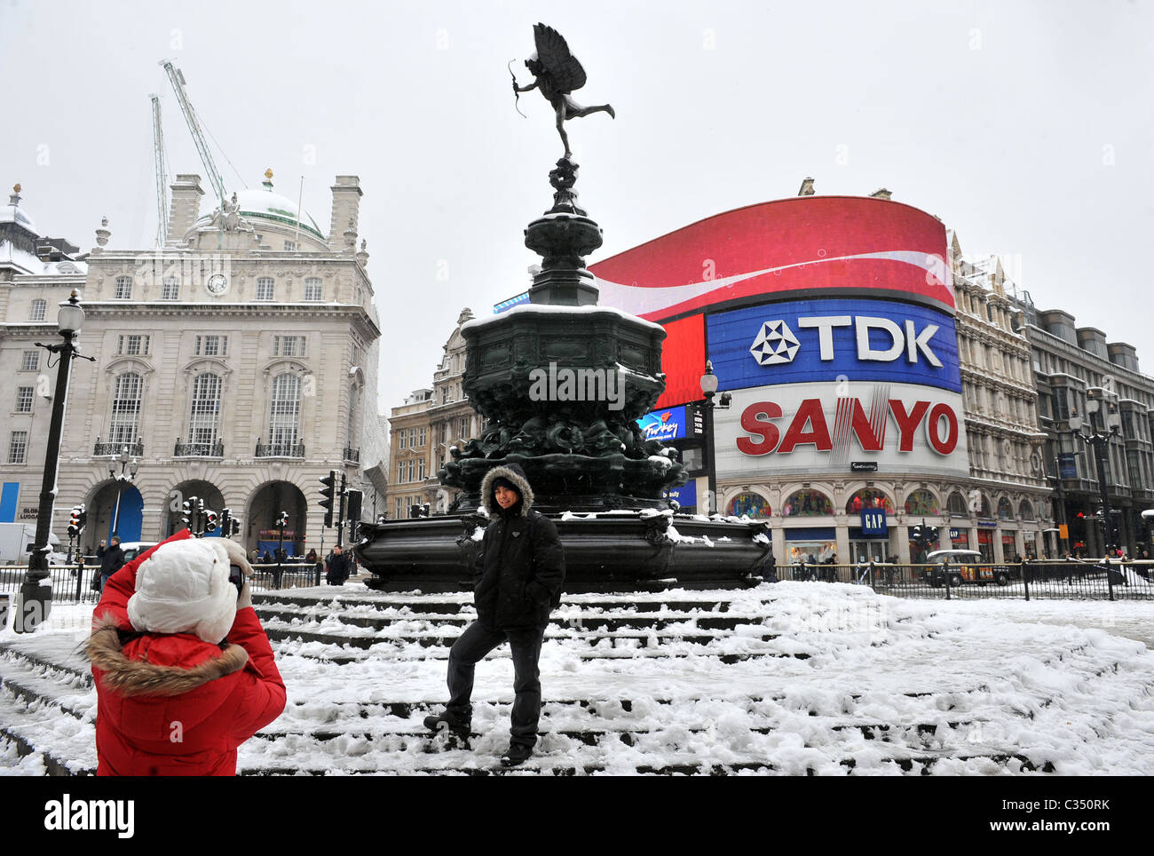 Atmosphere Heavy snow arrives in London, with forecasters predicting ...