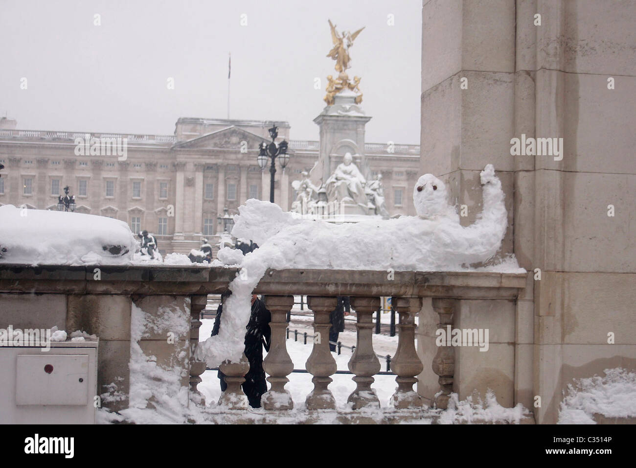 Heavy snowfall arrives in London. Forcasters predicted the worst ...