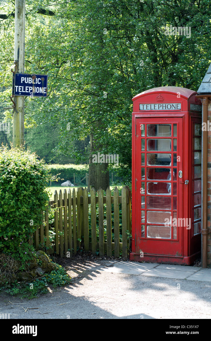 English Red Public Telephone Box Stock Photo - Alamy