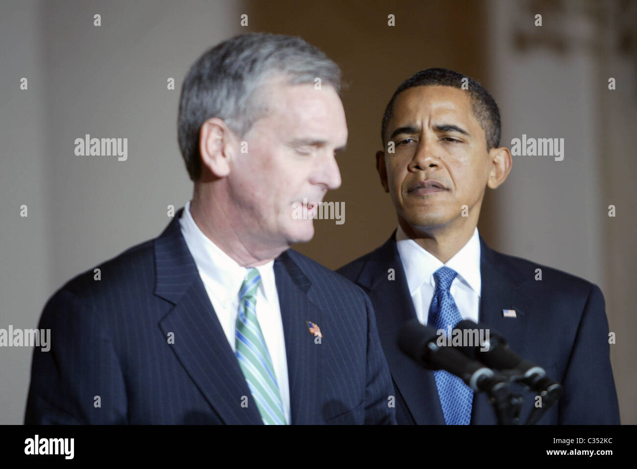 US President Barack Obama, introduces Republican Senator Judd Gregg (L ...