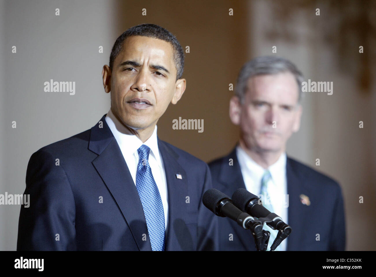 US President Barack Obama, introduces Republican Senator Judd Gregg (R ...