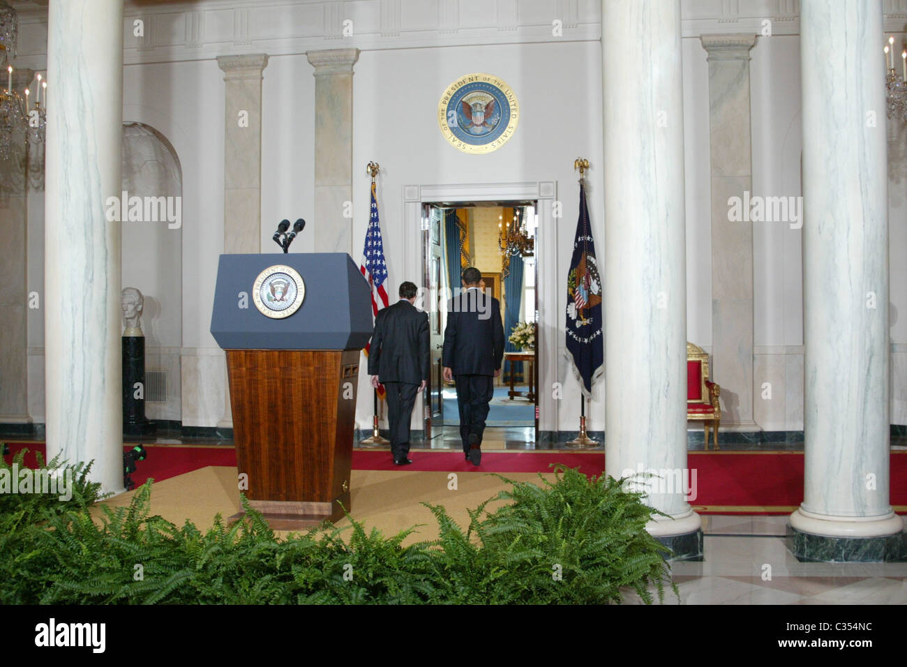 U.S. President Barack Obama and Treasury Secretary Timothy Geithner ...
