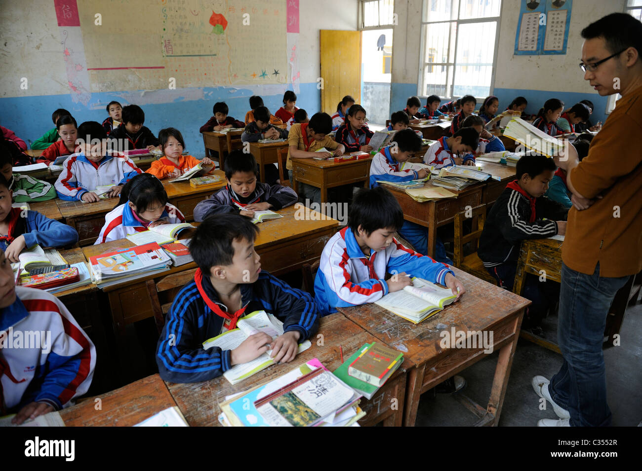 Chinese primary school students attend class in remote countryside in ...
