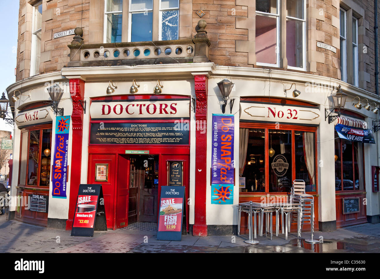 Main entrance to the Doctors public house in Edinburgh, Scotland Stock ...
