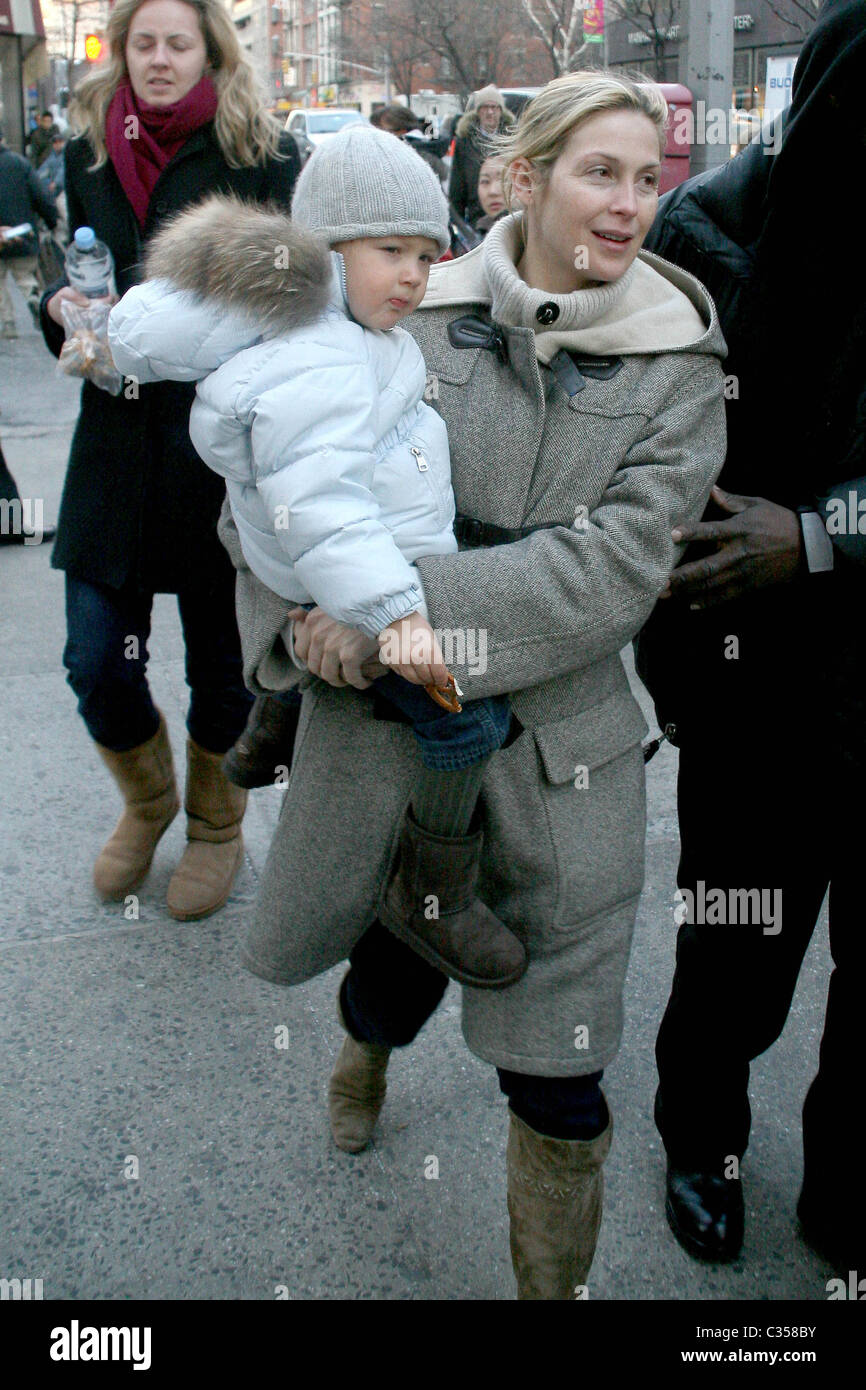 Kelly Rutherford holding her son HermÚs Gustaf Daniel Giersch on the ...