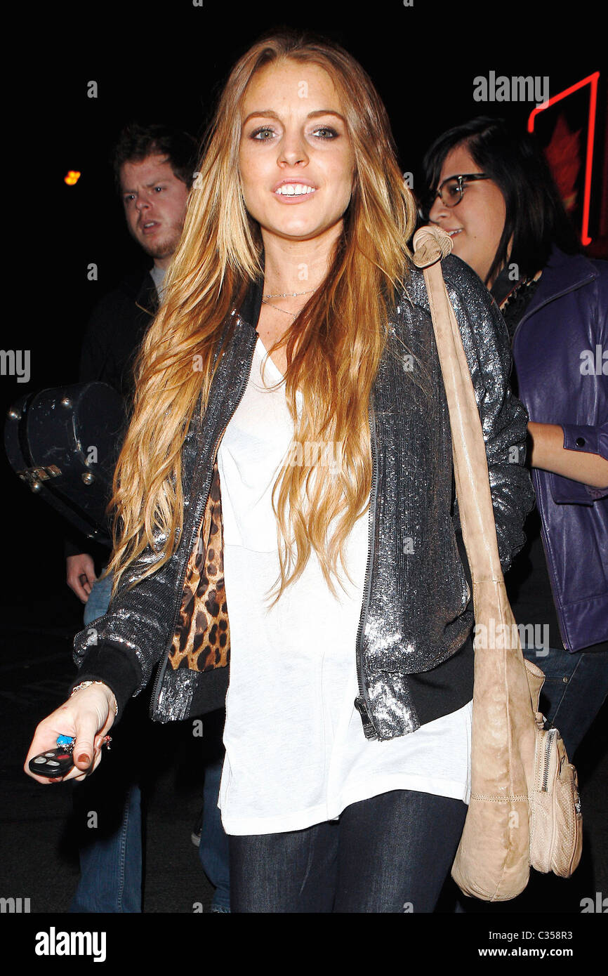 Lindsay Lohan arriving to the Genghis Cohen Restaurant in West ...