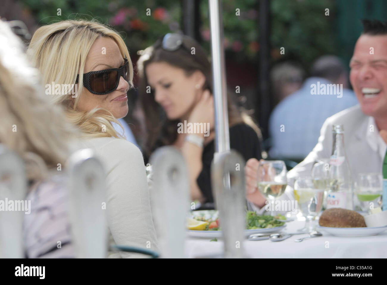 Pamela anderson and friend hi-res stock photography and images - Alamy