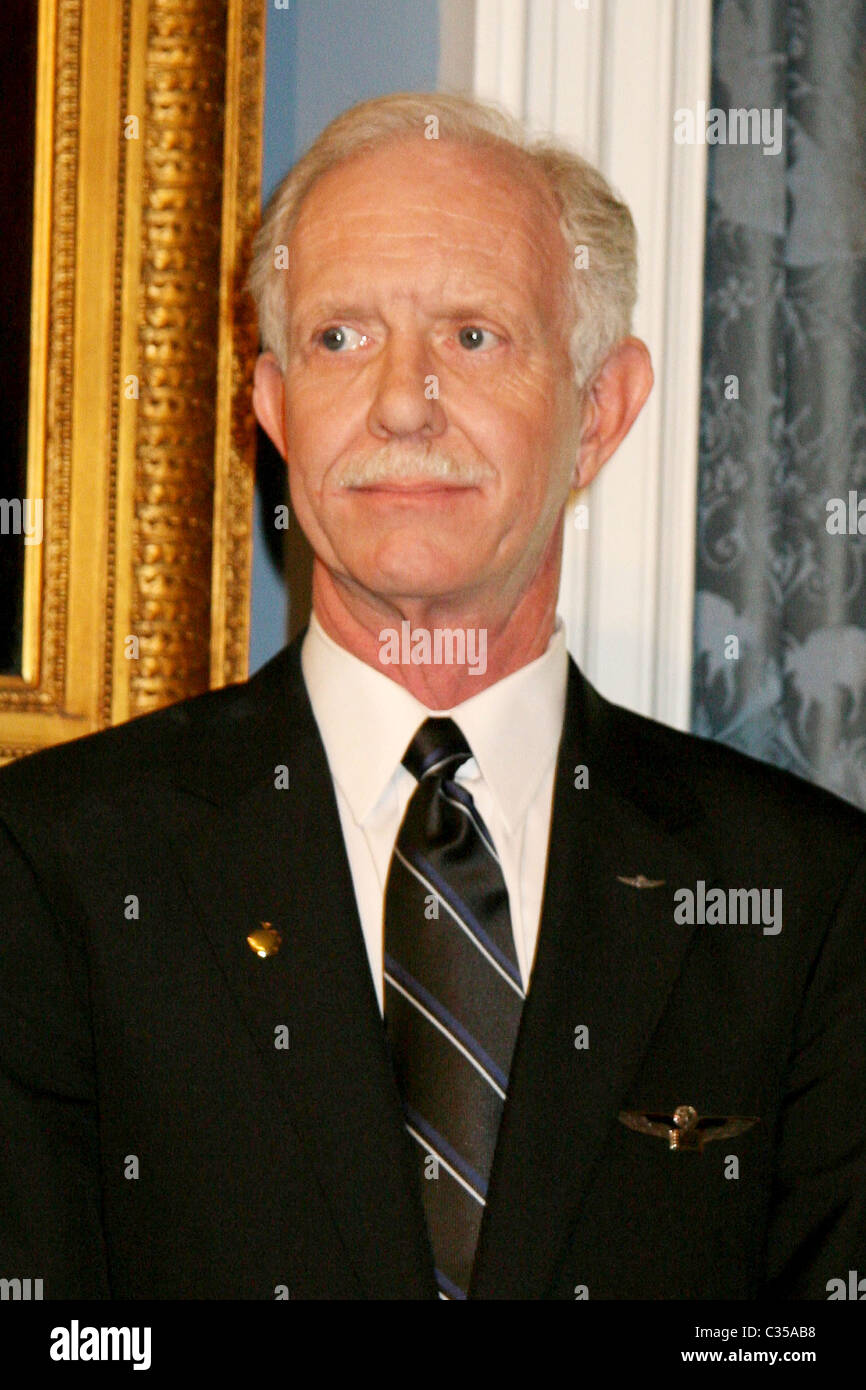 Us airways pilot chesley sully hi-res stock photography and images - Alamy