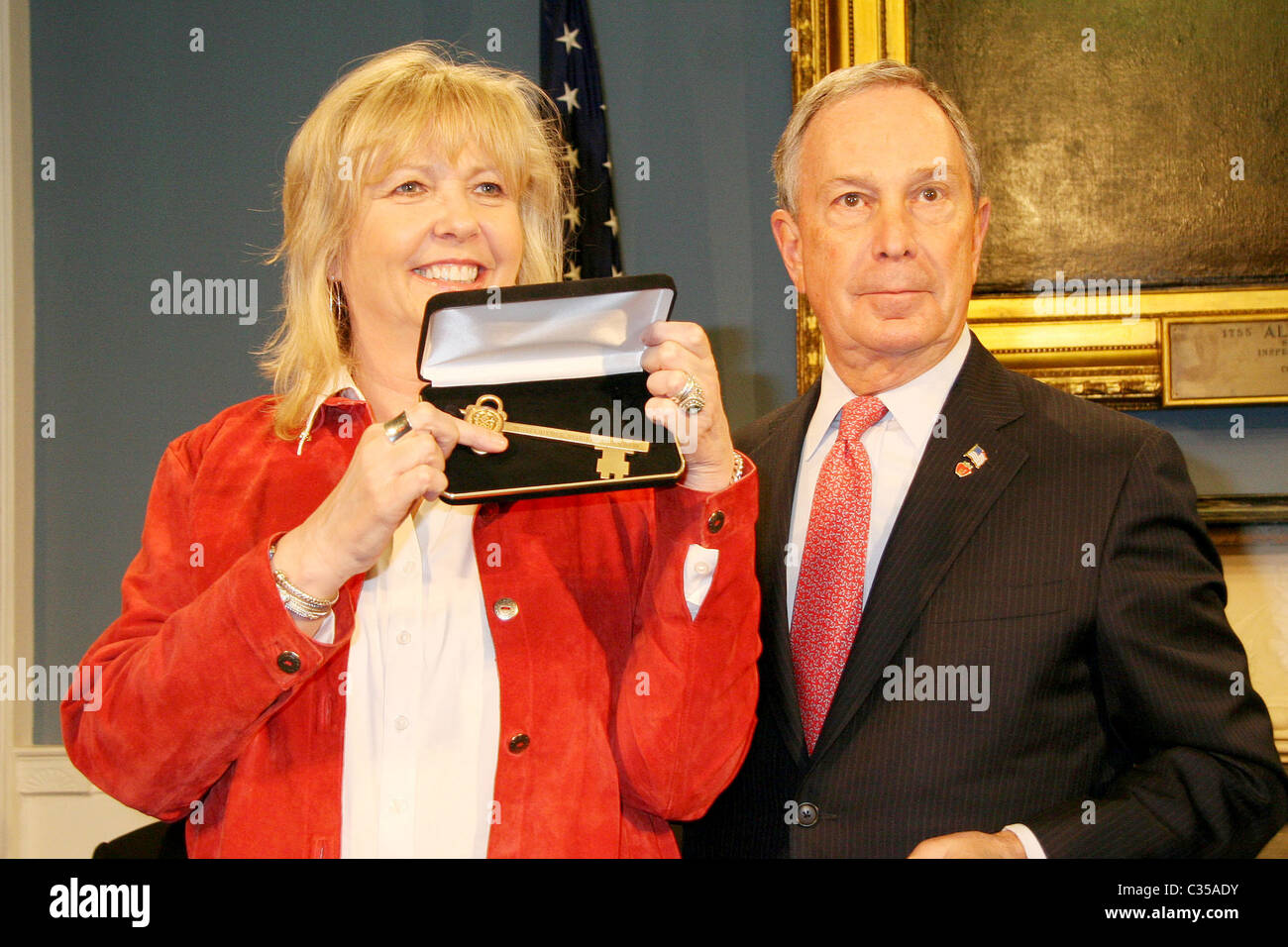 Flight attendant sheila dail crew hi-res stock photography and images ...