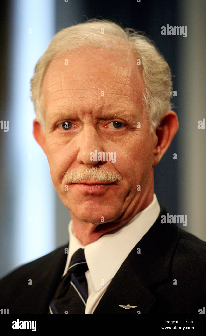 Sully sullenberger pilot hi-res stock photography and images - Alamy