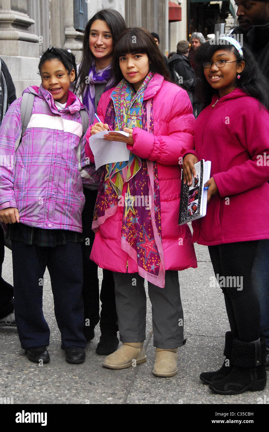 America ferrera signing autographs fans hi-res stock photography and ...