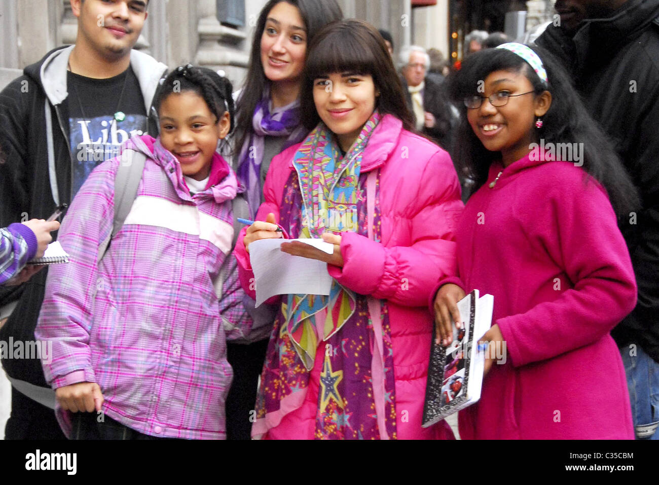 America ferrera signing autographs fans hi-res stock photography and ...