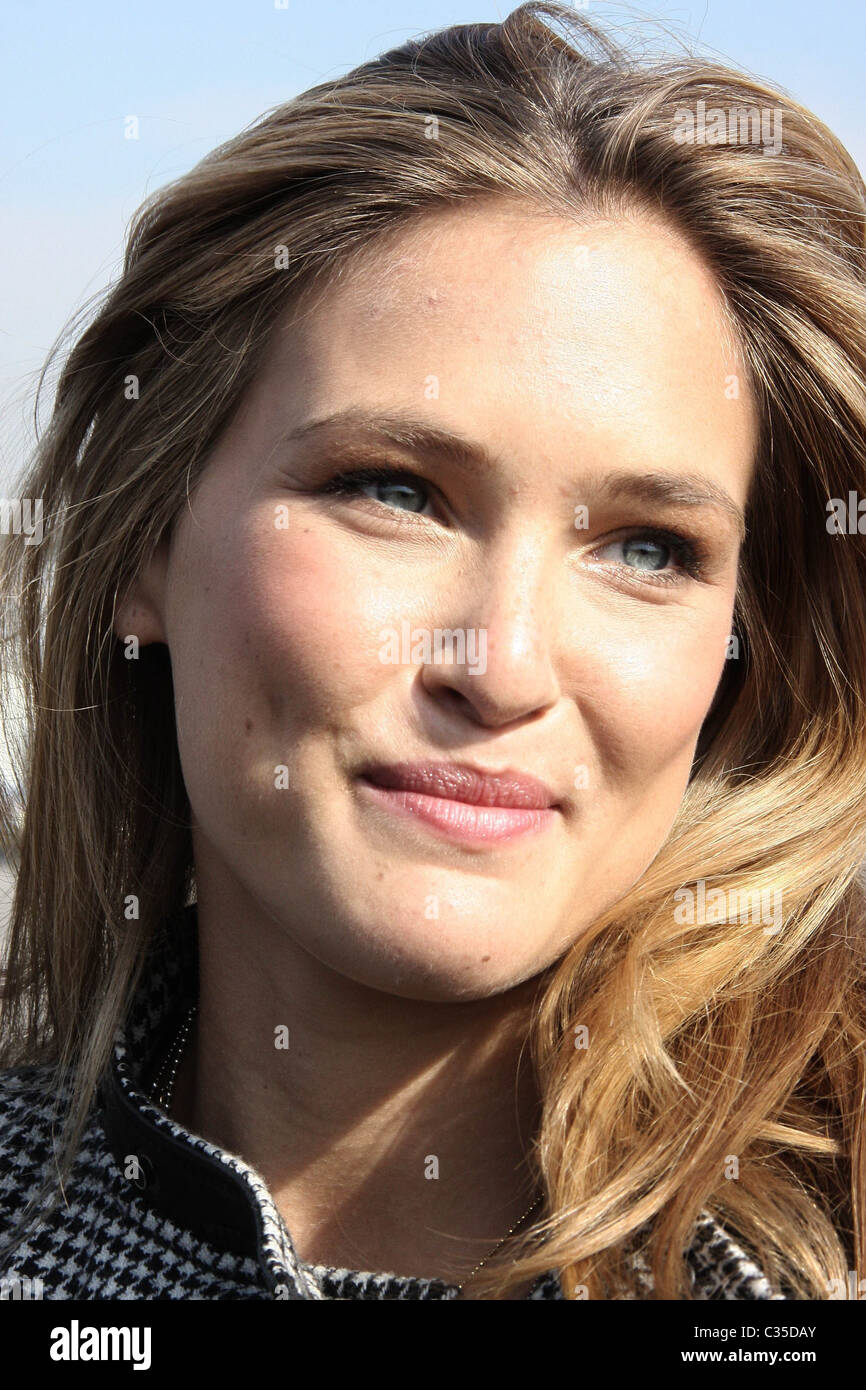 LEONARDO DiCAPRIO's stunning supermodel girlfriend is jumping for joy ...