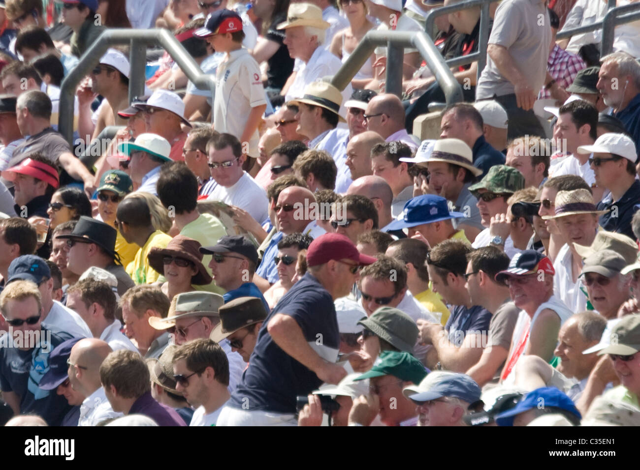 Cricket crowd hi-res stock photography and images - Alamy