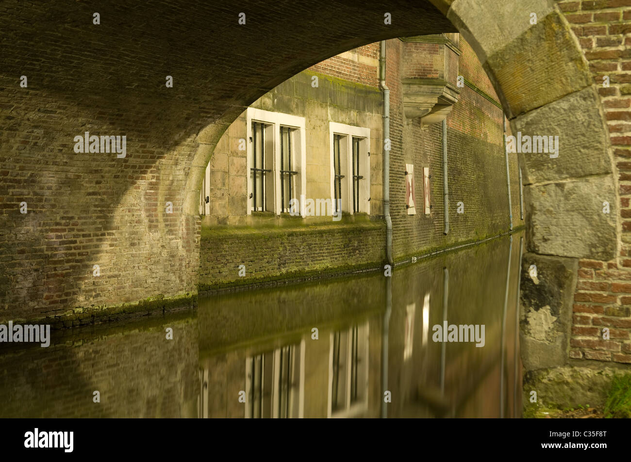 Building next to canal hi-res stock photography and images - Alamy