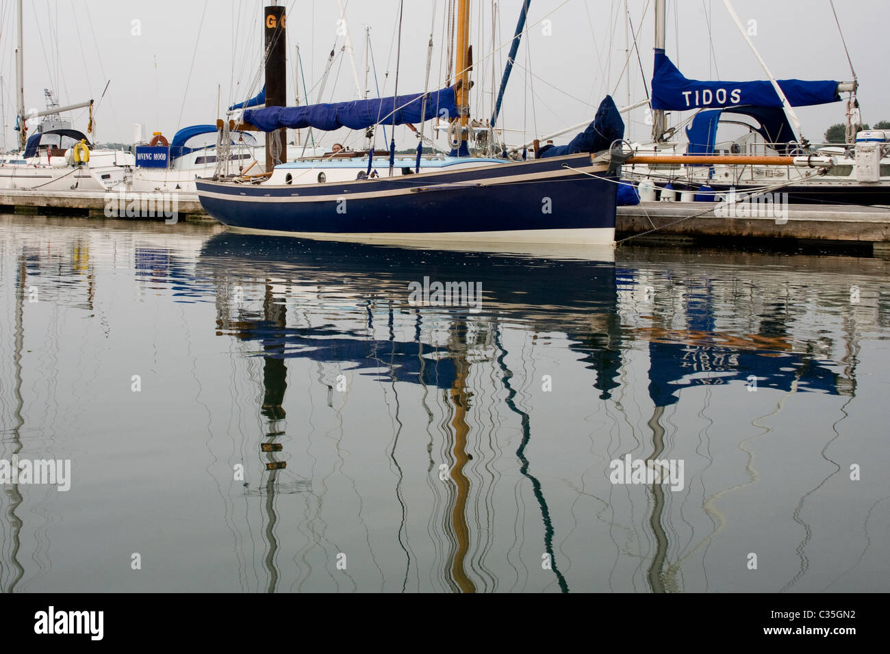 Boat reflection hi-res stock photography and images - Alamy